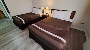 Quarto casal standard | Roupas de cama premium, frigobar, cofres nos quartos, escrivaninha