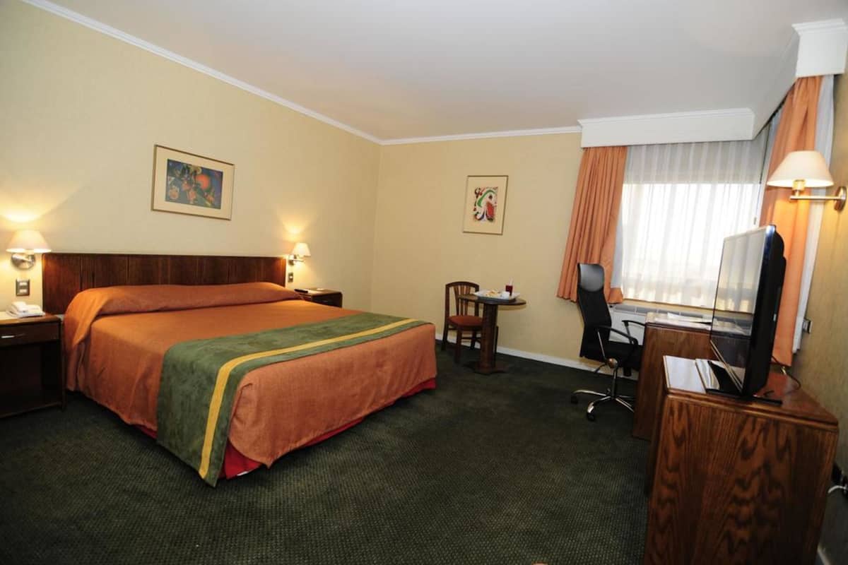 Quarto Standard | Roupa de alta qualidade, minibar, cofre no quarto, secretária