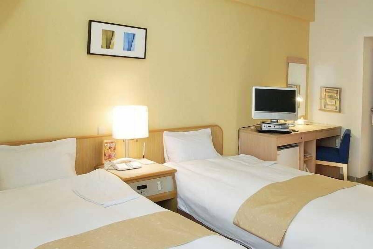 Escrivaninha, cortinas blackout, ferros/tábuas de passar roupa