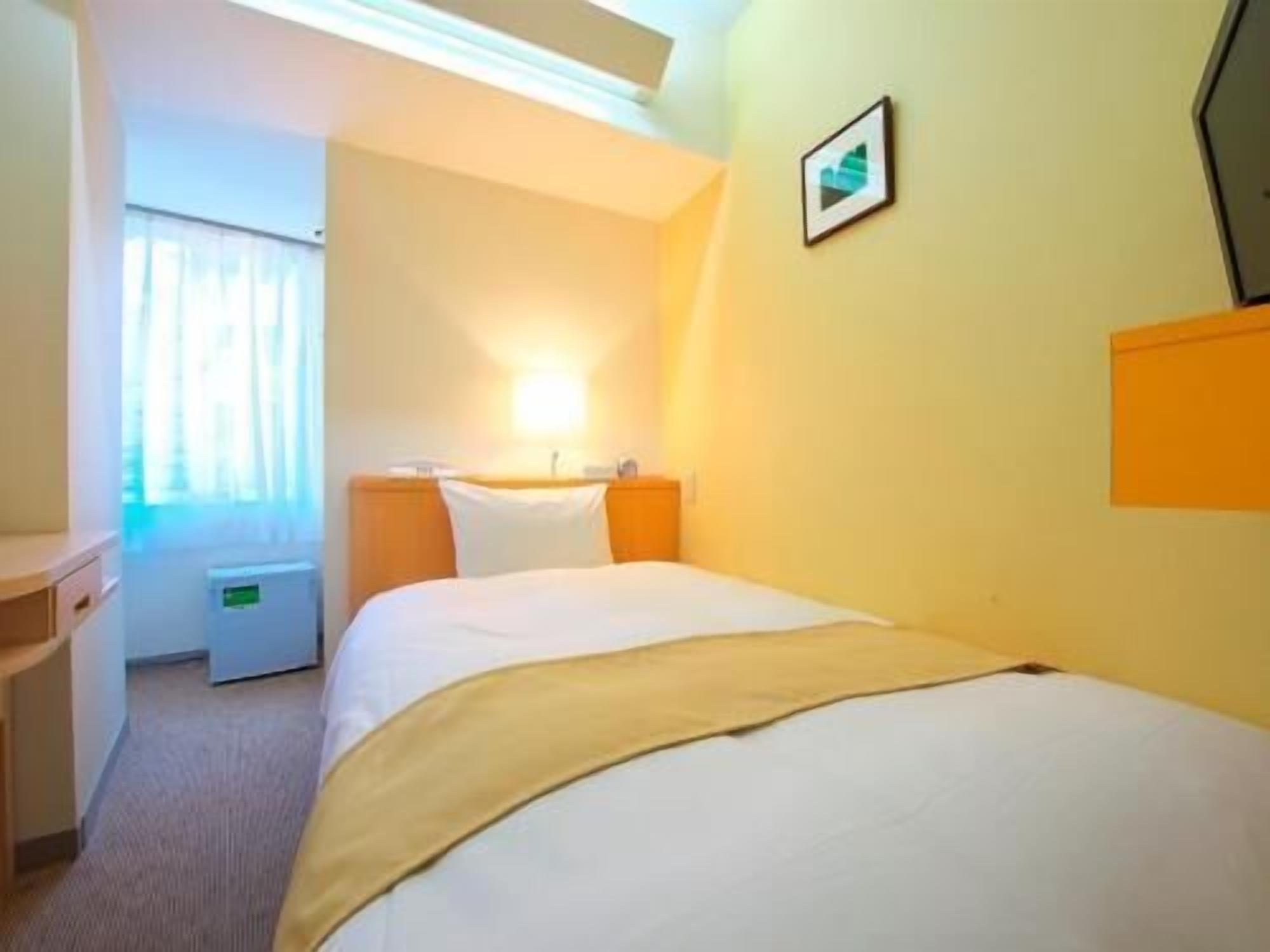 Escrivaninha, cortinas blackout, ferros/tábuas de passar roupa