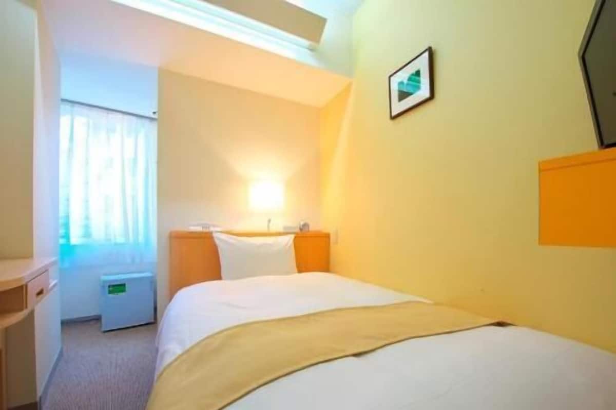 Escrivaninha, cortinas blackout, ferros/tábuas de passar roupa