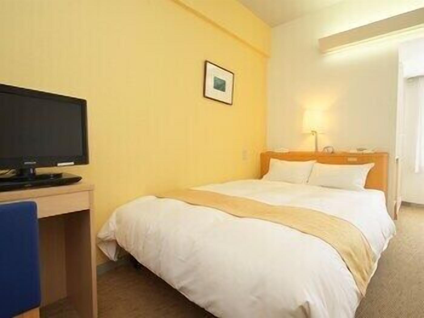 Escrivaninha, cortinas blackout, ferros/tábuas de passar roupa