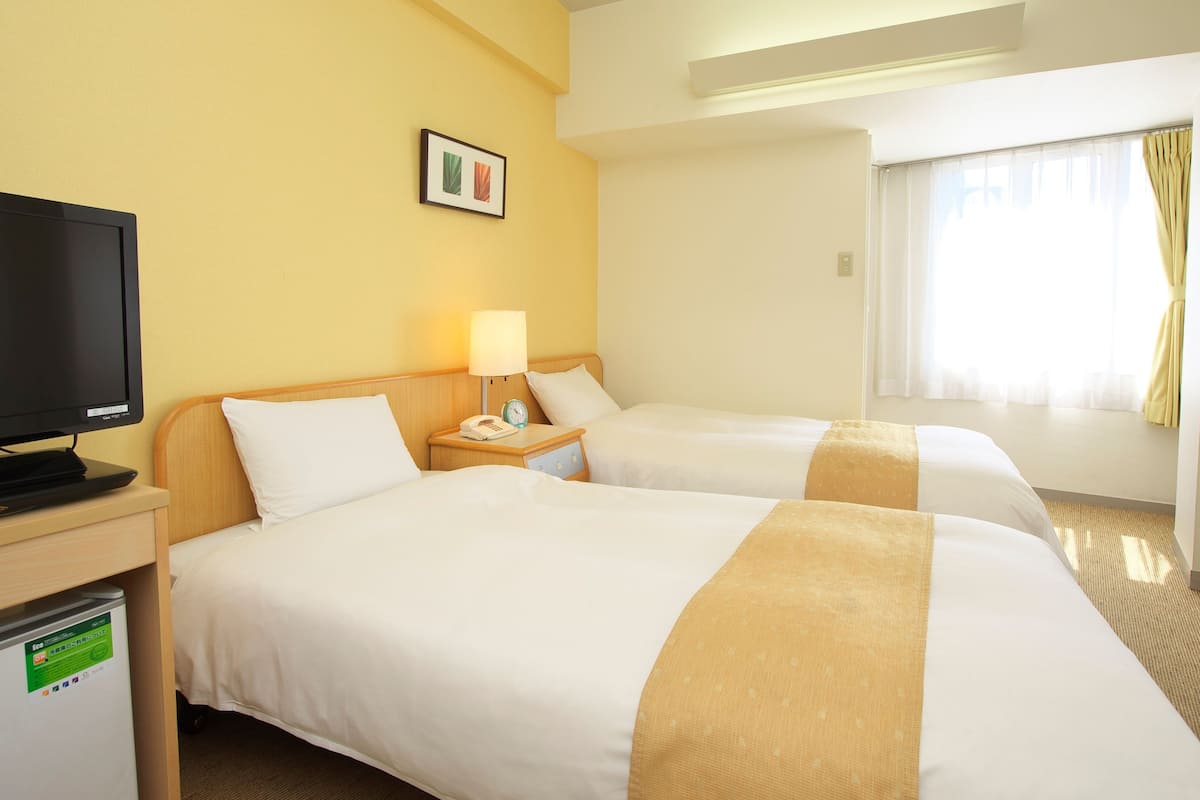 Escrivaninha, cortinas blackout, ferros/tábuas de passar roupa