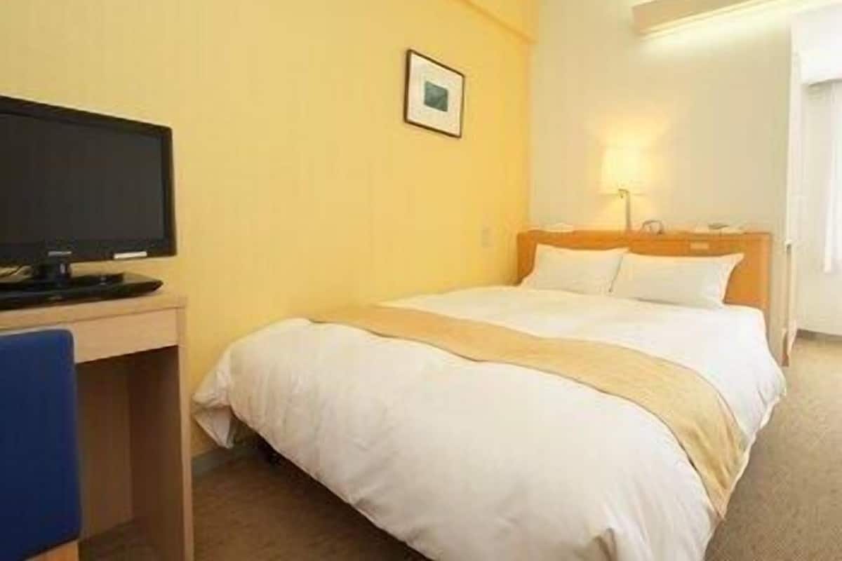 Escrivaninha, cortinas blackout, ferros/tábuas de passar roupa