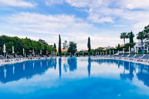 Piscina interna, 2 piscinas externas, guarda-sóis, espreguiçadeiras