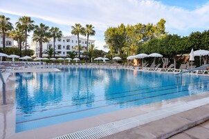 Piscina interna, 2 piscinas externas, guarda-sóis, espreguiçadeiras