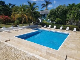 Piscina exterior, espreguiçadeiras 
