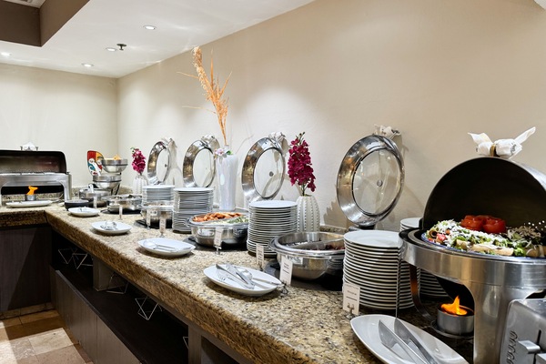 Pequeno-almoço tipo buffet diário mediante uma taxa