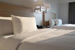 Roupas de cama premium, cofres nos quartos, escrivaninha