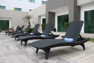 Piscina exterior, guarda-sóis, espreguiçadeiras 