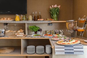 Café da manhã com buffet grátis todos os dias