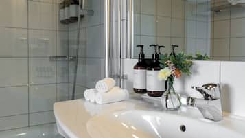 Suite, 1 cama king-size e sofá-cama | Casa de banho | Artigos de higiene pessoal grátis, um secador de cabelo
