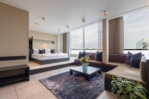 Cofre no quarto, secretária, cortinas/cortinados opacos 