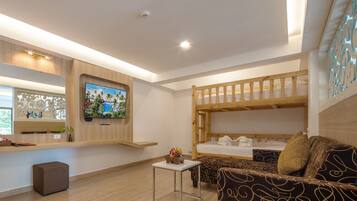 Quarto | Minibar, cofre no quarto, cortinas/cortinados opacos, Wi-fi grátis