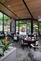 Pequenos-almoços servidos, com vista para o jardim 