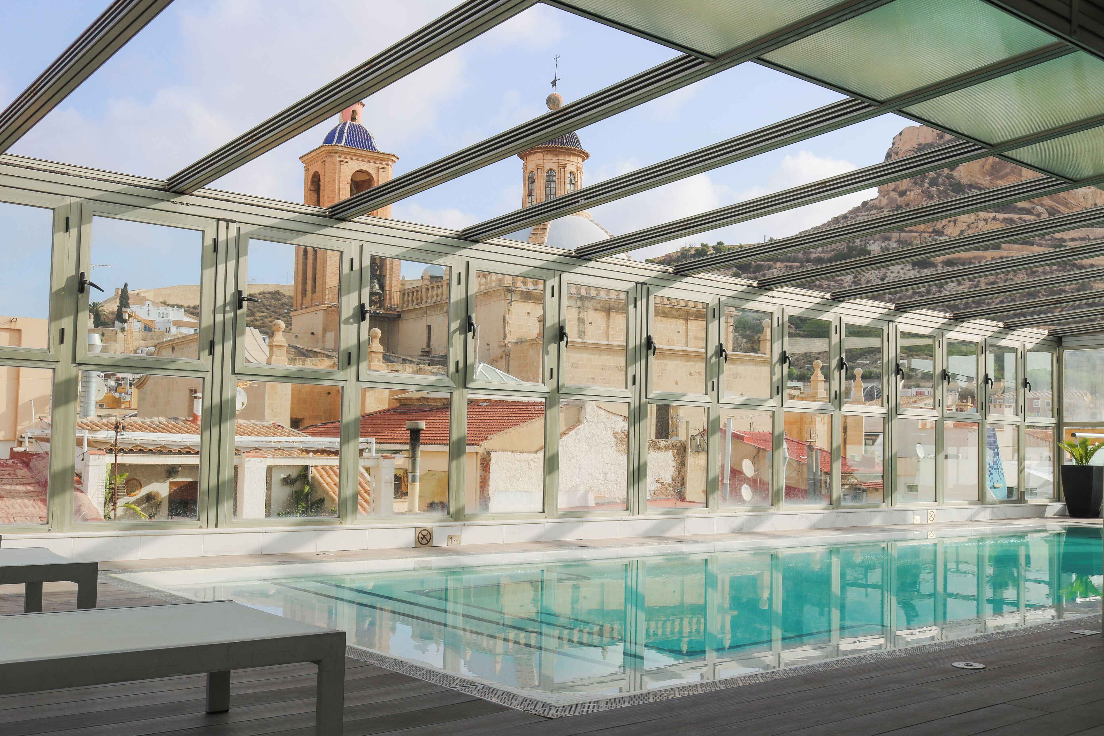 Piscina interna, guarda-sóis, espreguiçadeiras