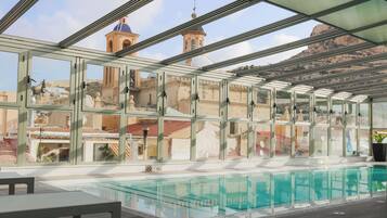 Piscina interna, guarda-sóis, espreguiçadeiras