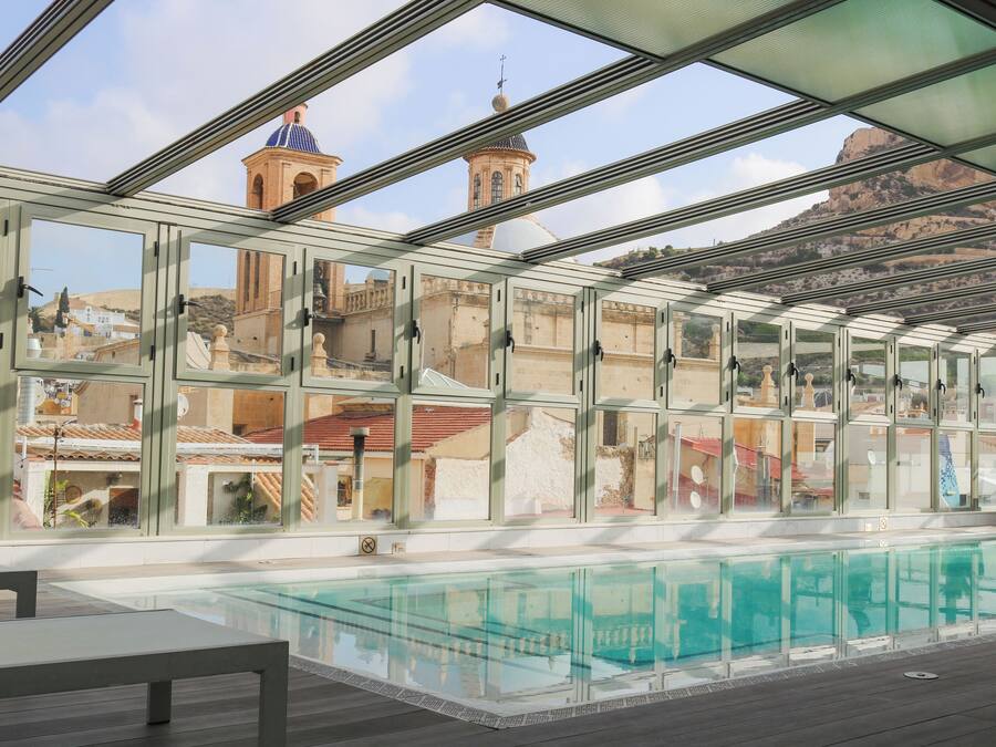Piscina interior, guarda-sóis, espreguiçadeiras