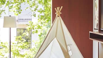 Quarto família | Roupas de cama premium, frigobar, cofres nos quartos, escrivaninha