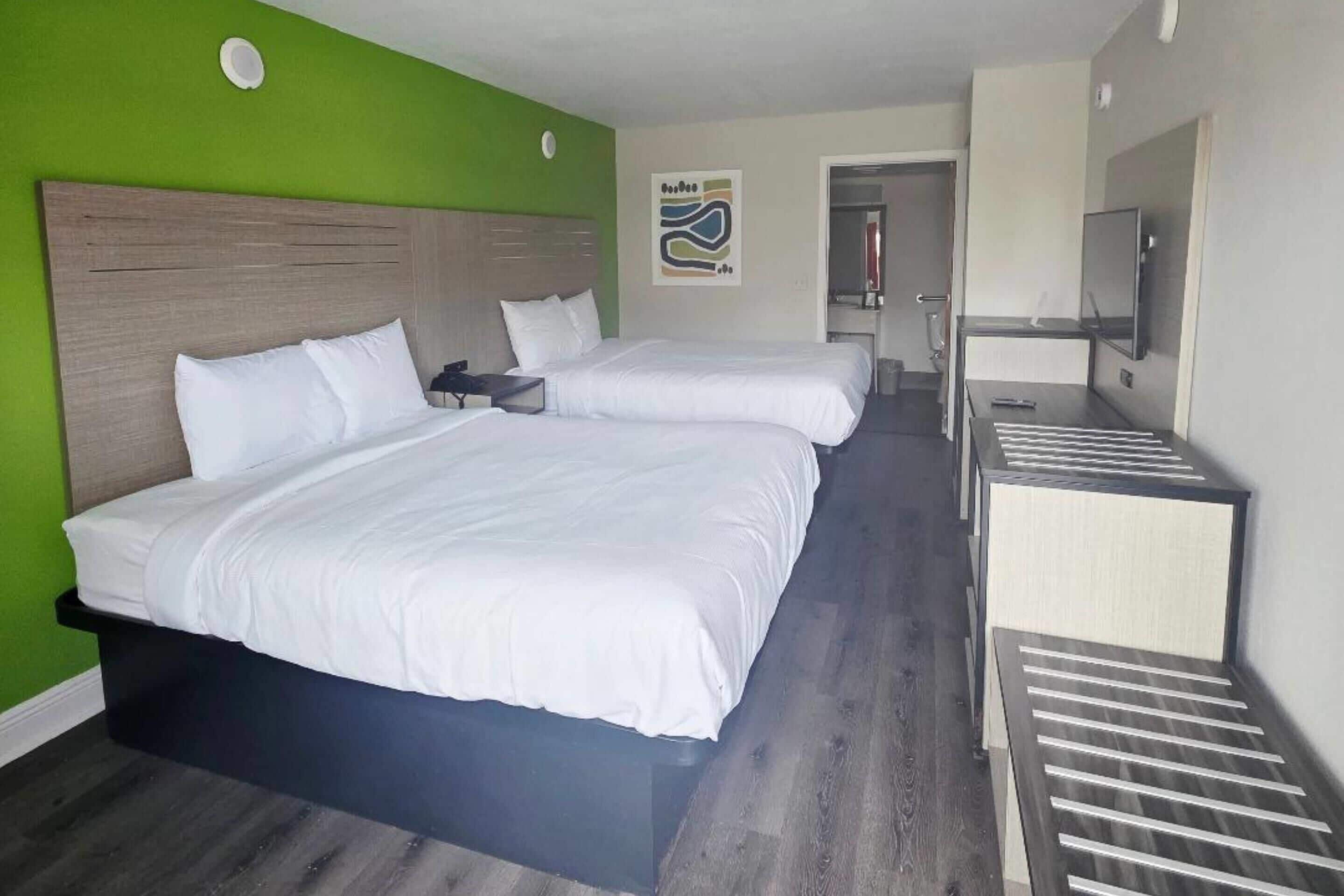 Quarto, 2 camas queen-size, acessível, não fumadores | Secretária, ferro/tábua de engomar, Wi-fi grátis 