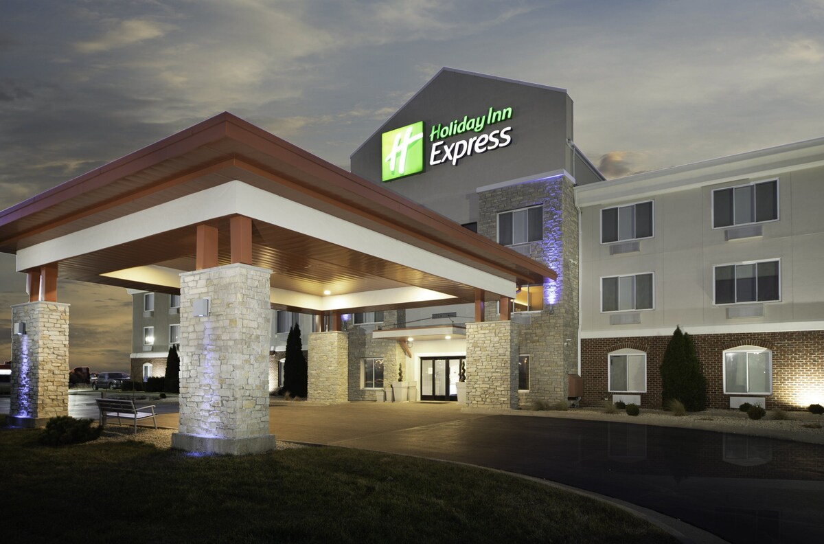 Holiday Inn Express Rochelle, an IHG Hotel: 2022 Room Prices, Deals ...