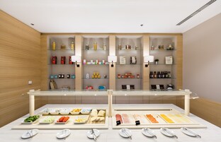 Uma mesa de buffet com diversos alimentos e acompanhamentos.