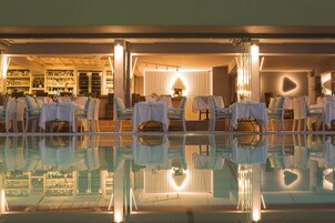 Serviço de café da manhã, almoço, jantar; vistas para a piscina