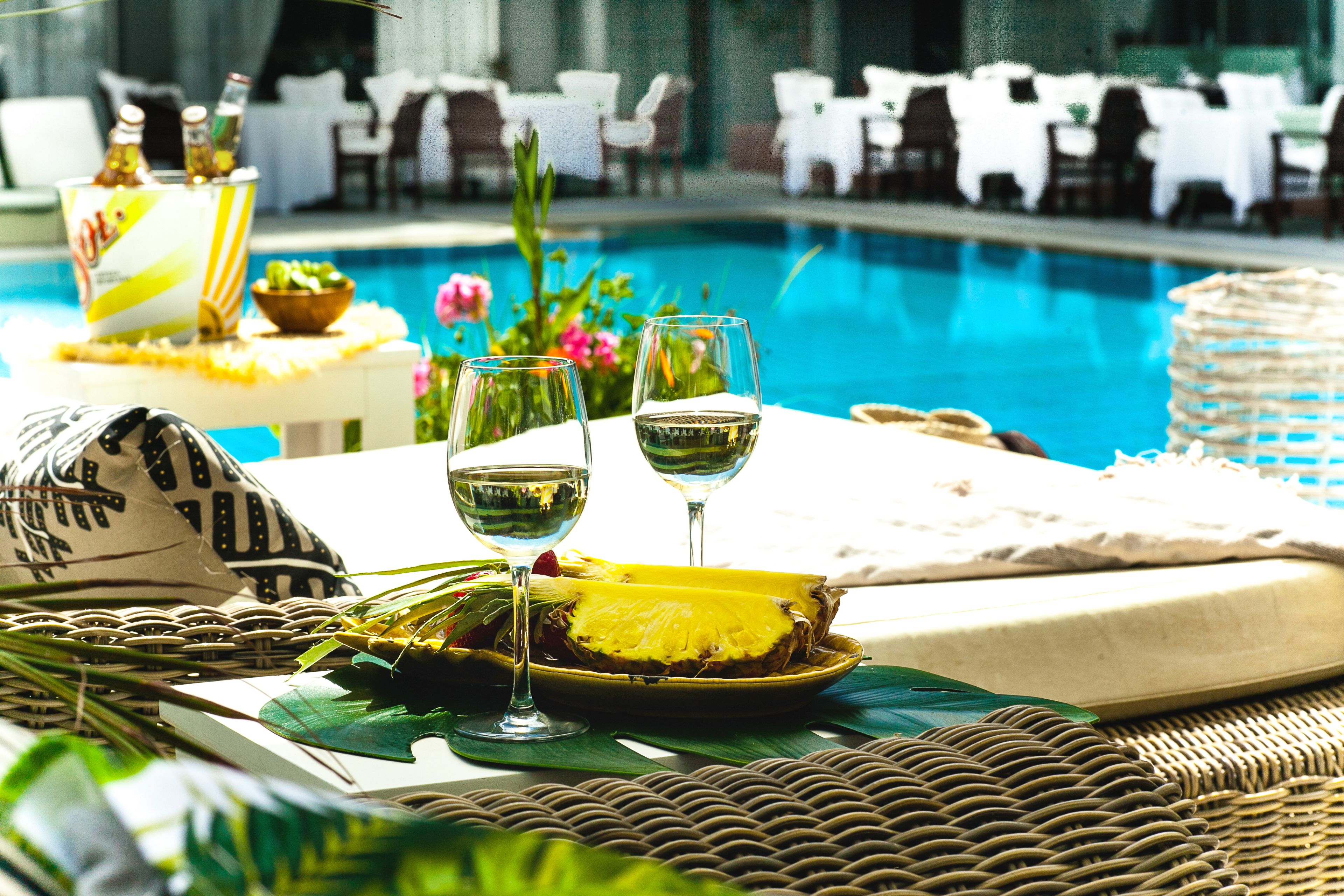 Piscina externa sazonal, funciona das 8h às 18h30, guarda-sóis