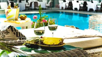 Piscina externa sazonal, funciona das 8h às 18h30, guarda-sóis