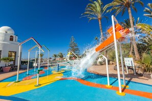 3 piscinas exteriores, guarda-sóis, espreguiçadeiras 