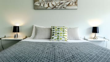 Apartamento Deluxe, 1 cama queen-size e sofá-cama | 1 quarto, camas de colchão pillowtop, cofre no quarto