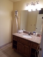 Uma combinação polibã/banheira, artigos de higiene pessoal grátis 