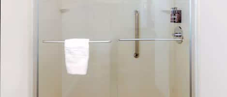 Chuveiro, produtos de toalete grátis, secador de cabelo
