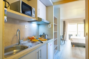 Frigobar, micro-ondas, cooktop, cafeteira/chaleira