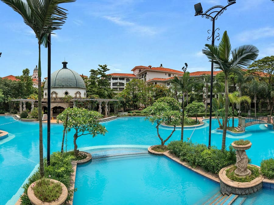 Piscina interior, 2 piscinas exteriores, guarda-sóis