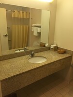 Quarto Standard, 2 camas queen-size | Lavatório na casa de banho