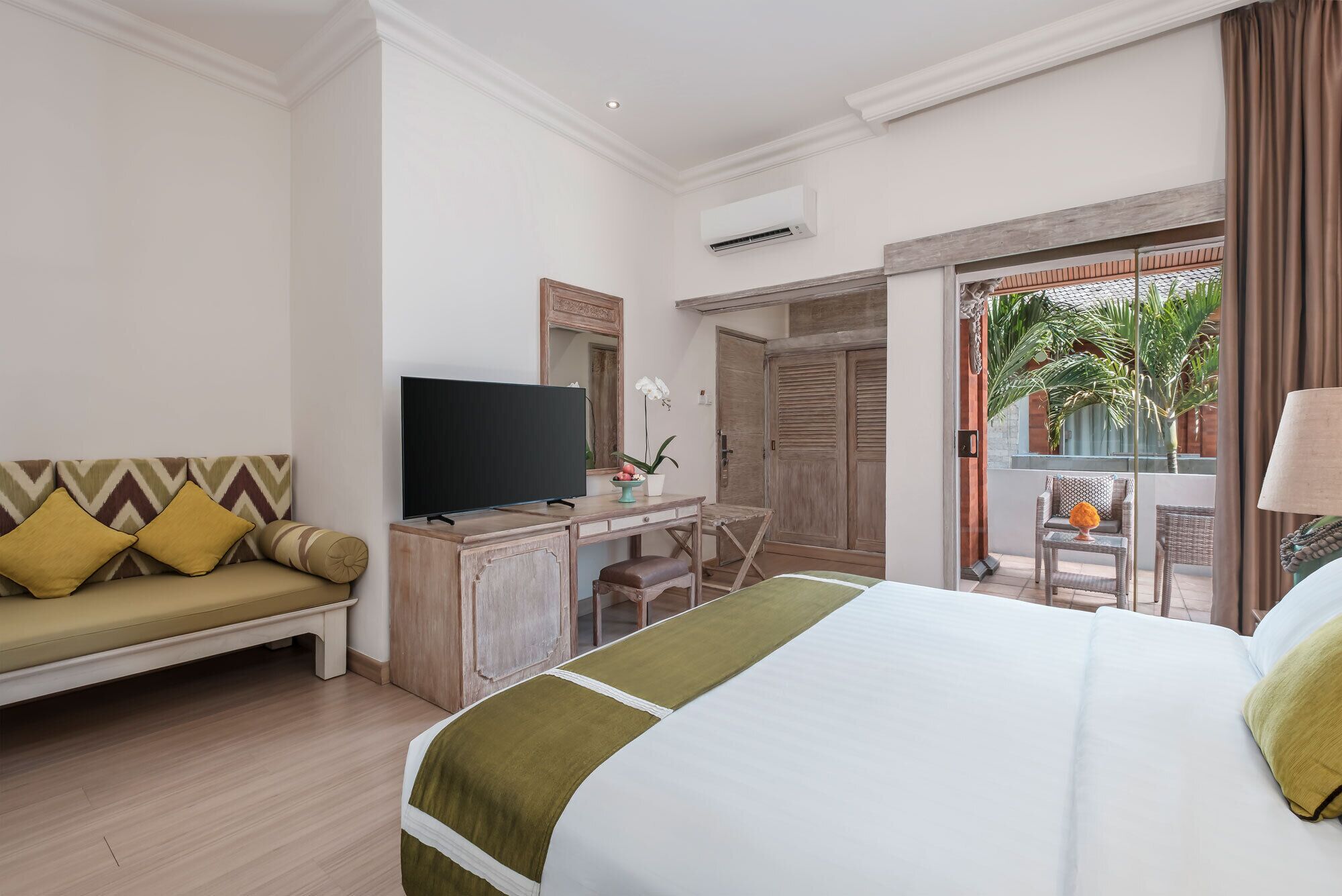 Minibar, cofre no quarto, secretária, internet de alta velocidade 