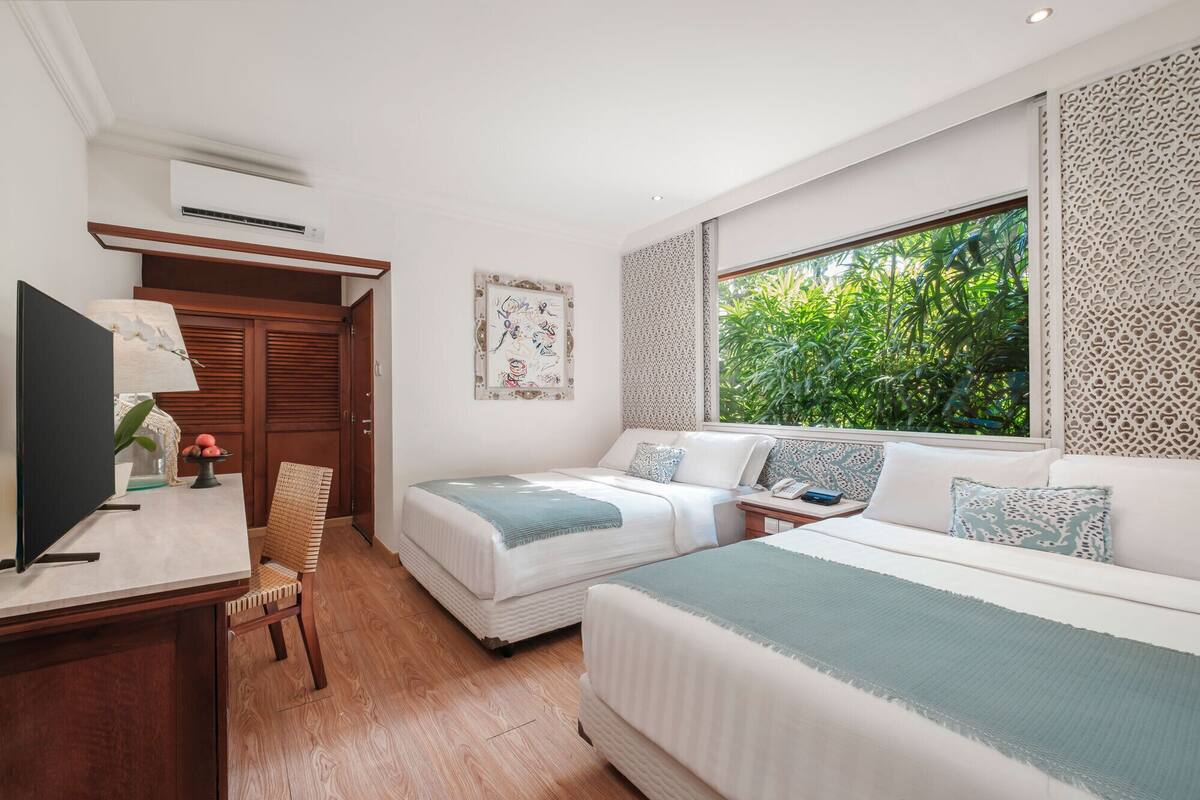 Minibar, cofre no quarto, secretária, internet de alta velocidade