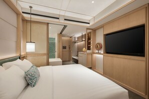 Minibar, cofre no quarto, secretária, internet de alta velocidade 