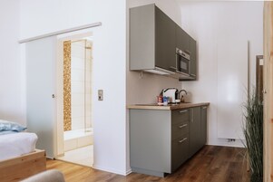 Quarto casal luxo, banheiro privativo | Roupas de cama antialérgicas, individualmente mobiliados, escrivaninha