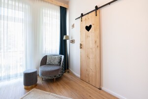 Quarto solteiro conforto, banheiro privativo (Einzelzimmer mit Balkon) | Roupas de cama antialérgicas, individualmente mobiliados, escrivaninha