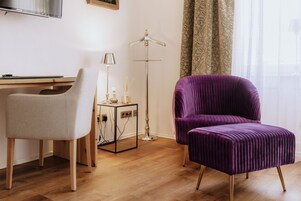 Quarto casal luxo, banheiro privativo | Roupas de cama antialérgicas, individualmente mobiliados, escrivaninha