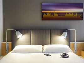 Quarto casal standard, 1 cama de casal | Cortinas blackout, quartos à prova de som, ferros/tábuas de passar roupa