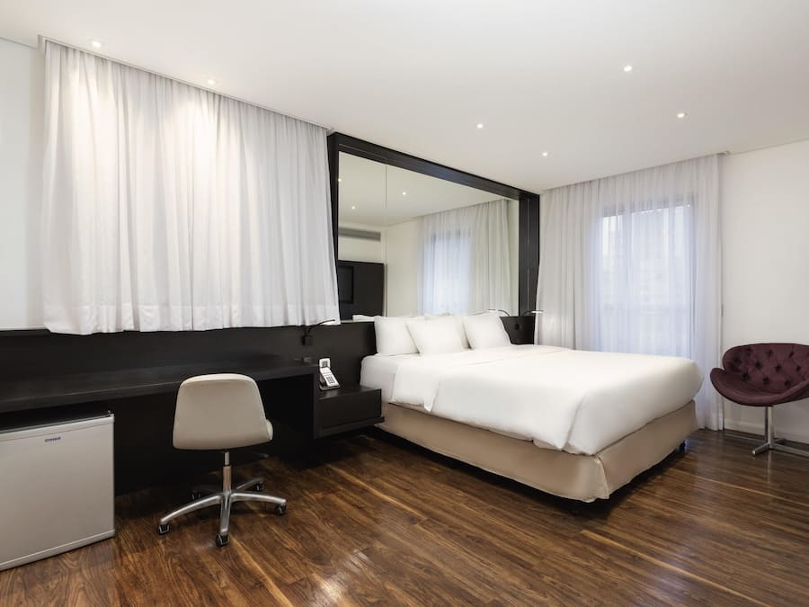 Quarto superior, 1 cama de casal, sacada | Frigobar, cofres nos quartos, escrivaninha
