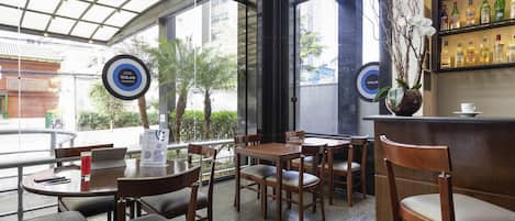 Pequenos-almoços, almoços, jantares servidos, cozinha internacional