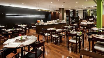 Pequenos-almoços, almoços, jantares servidos, cozinha internacional