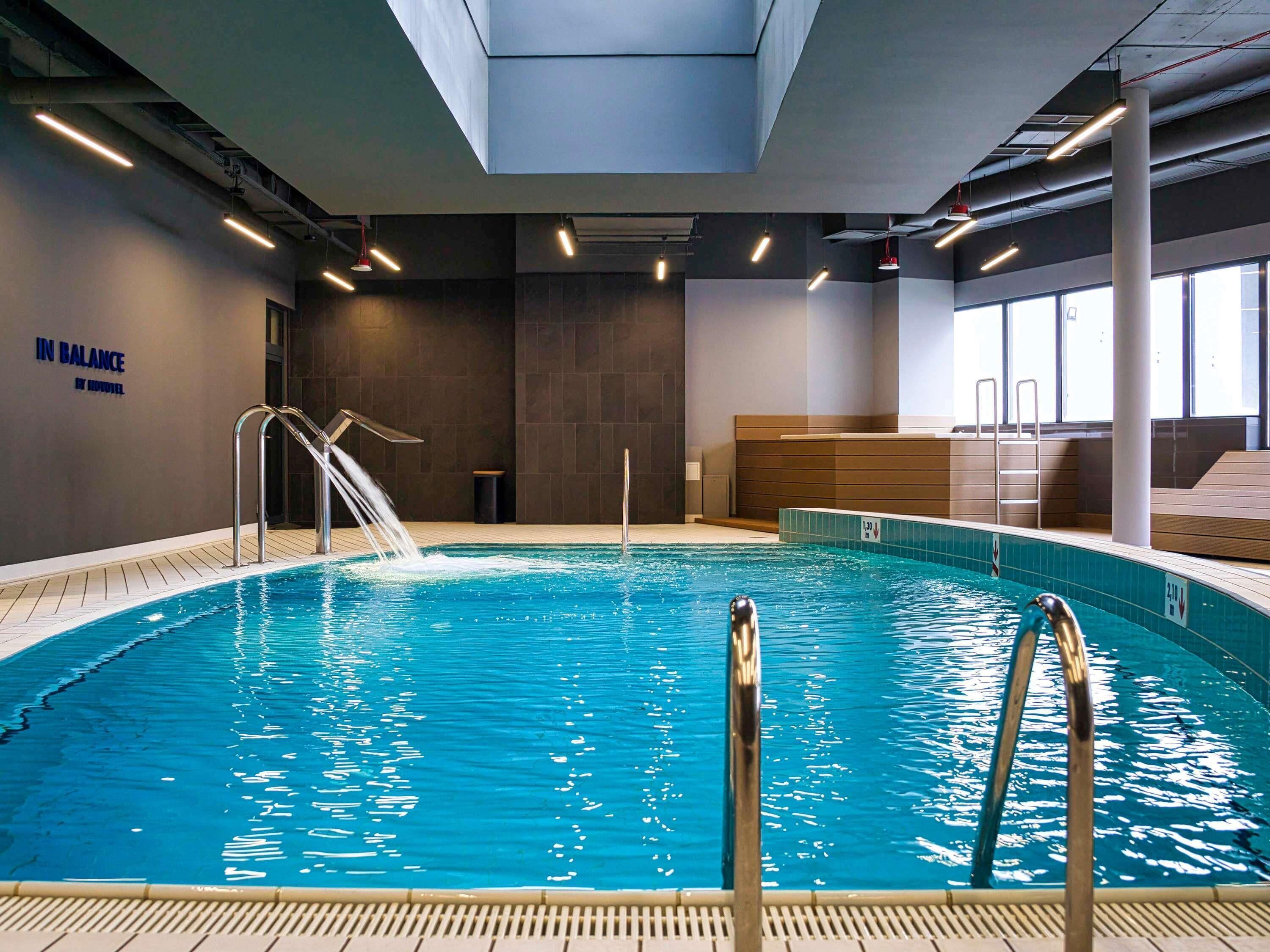 Piscina interna, funciona das 7h às 22h, espreguiçadeiras