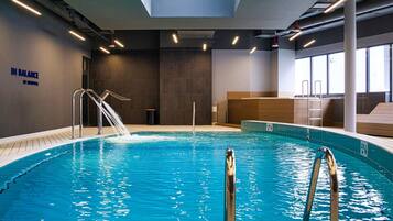 Piscina interna, funciona das 7h às 22h, espreguiçadeiras