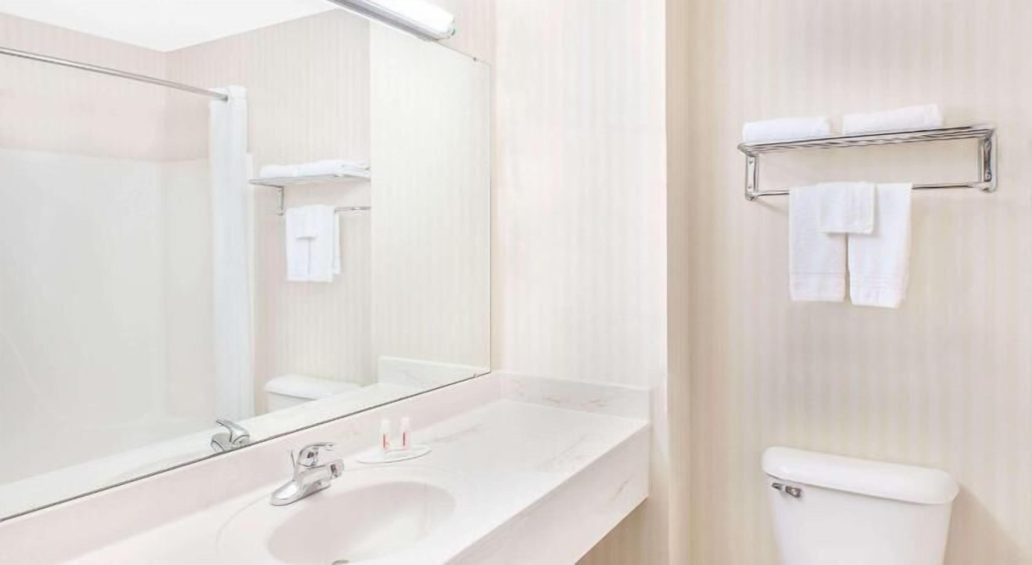 Banheiro | Secador de cabelo, toalhas de banho, sabonete, shampoo