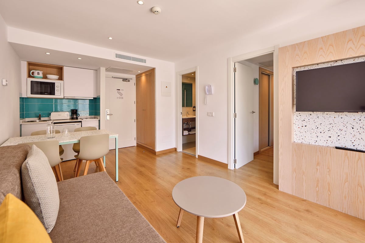Apartamento moderno com cozinha, sala de jantar e sala de estar.